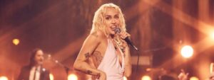Miley Cyrus conquista topo da Billboard Hot 100 com ‘Flowers’ - Radio ...